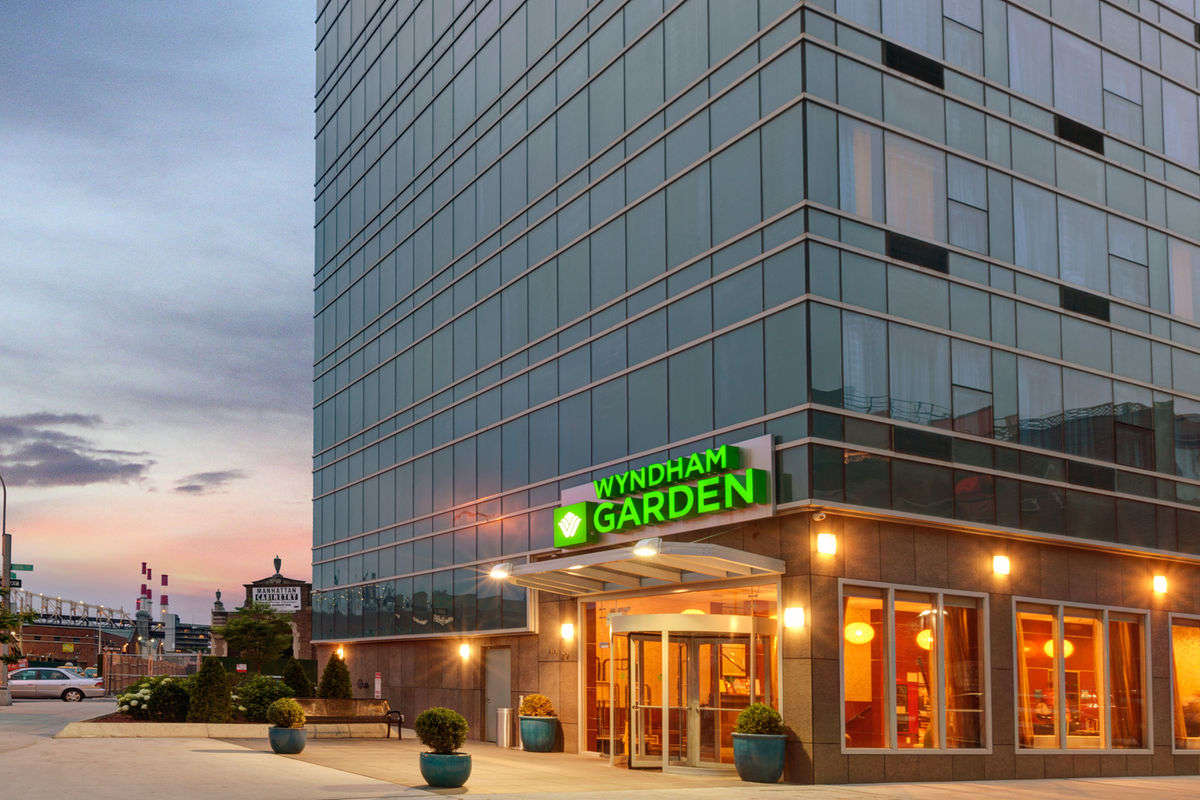Wyndham Garden Long Island City Manhattan View | FIND HOTELS NYC